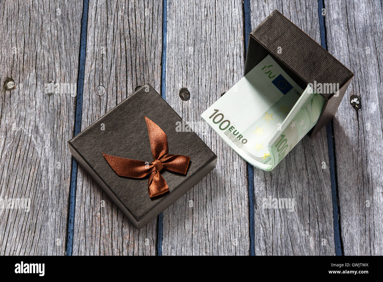 Gift box with one hundred euro banknotes Stock Photo - Alamy