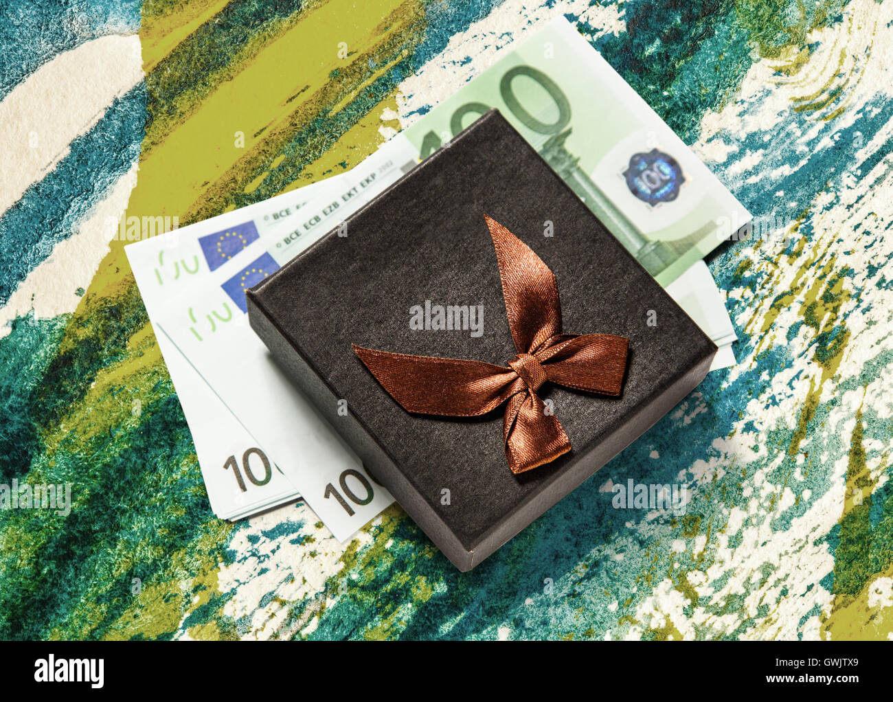 Gift box with one hundred euro banknotes Stock Photo - Alamy