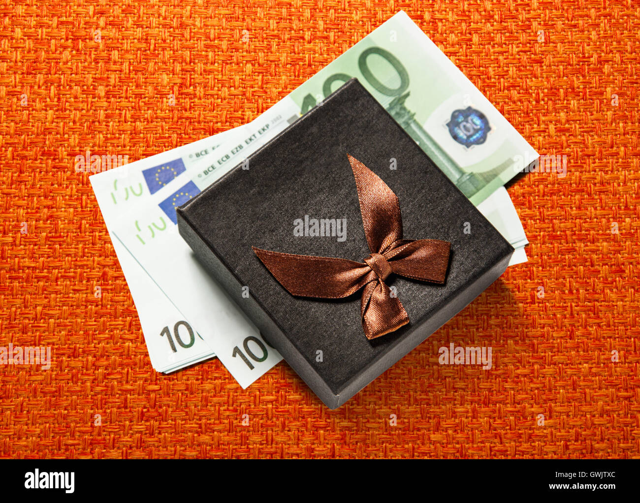 Gift box with one hundred euro banknotes Stock Photo - Alamy