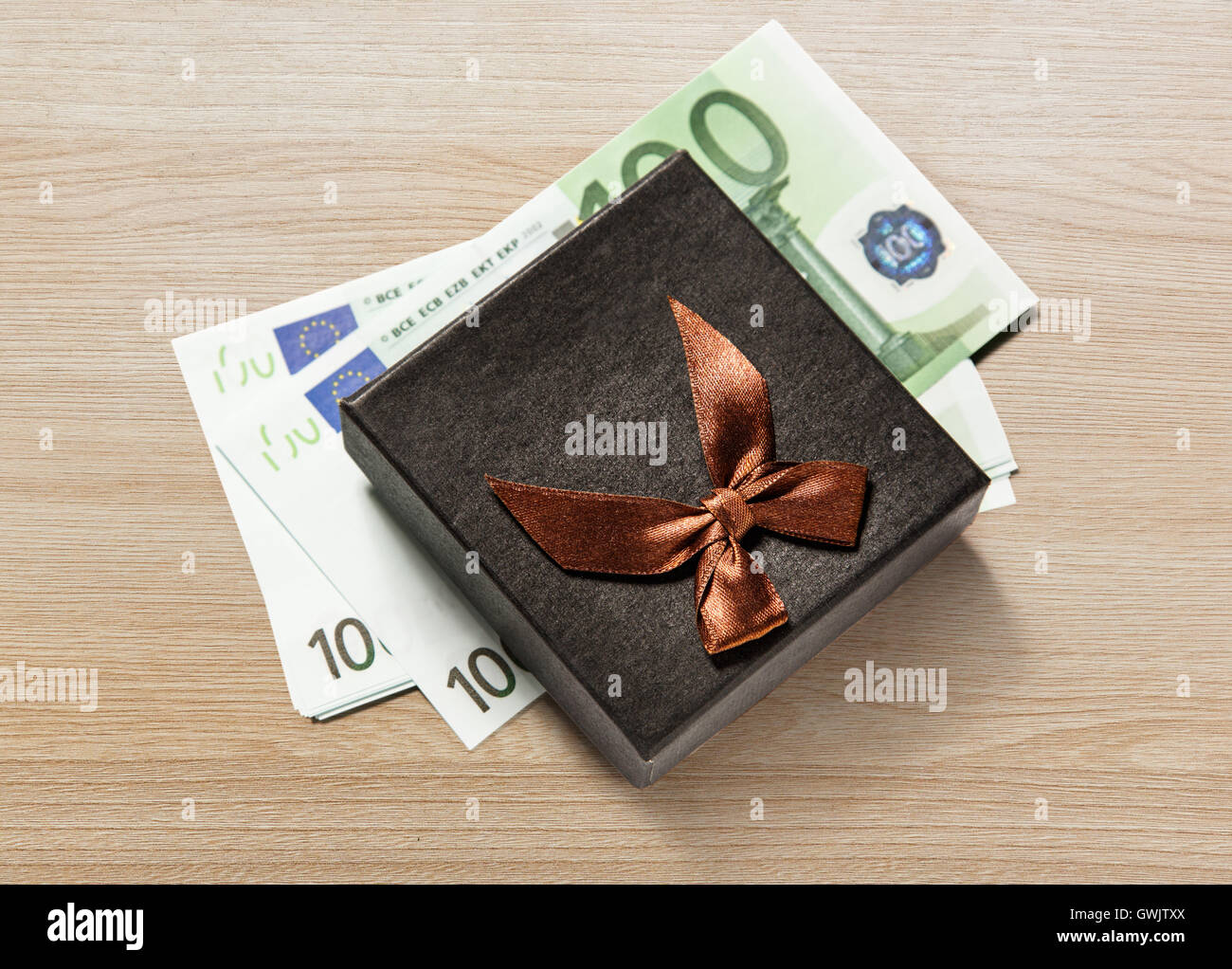Gift box with one hundred euro banknotes Stock Photo - Alamy