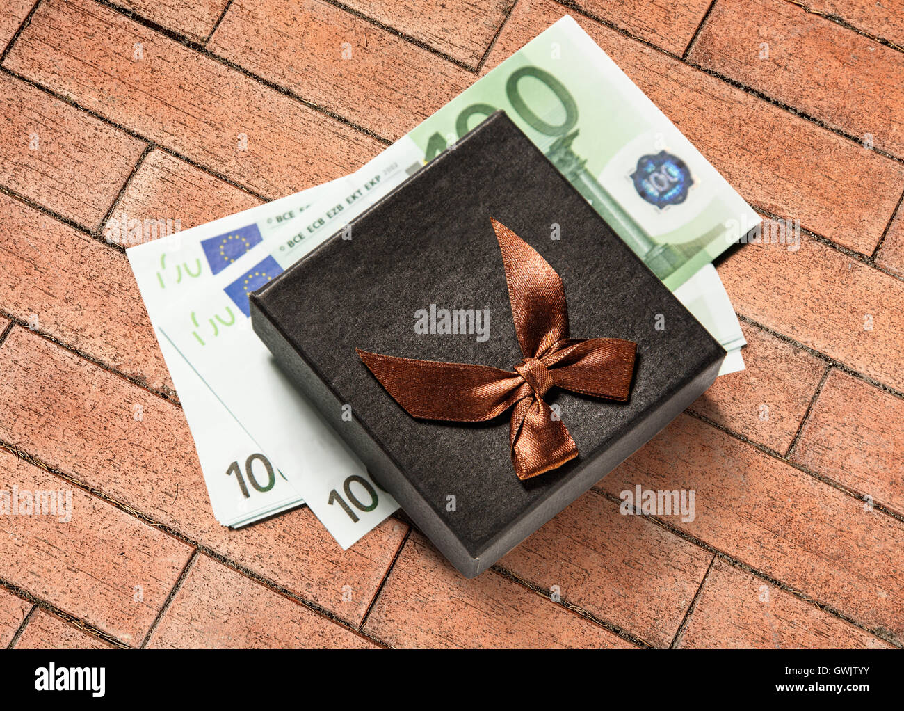 Gift box with one hundred euro banknotes Stock Photo - Alamy