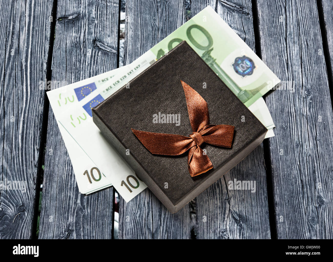 Gift box with one hundred euro banknotes Stock Photo - Alamy