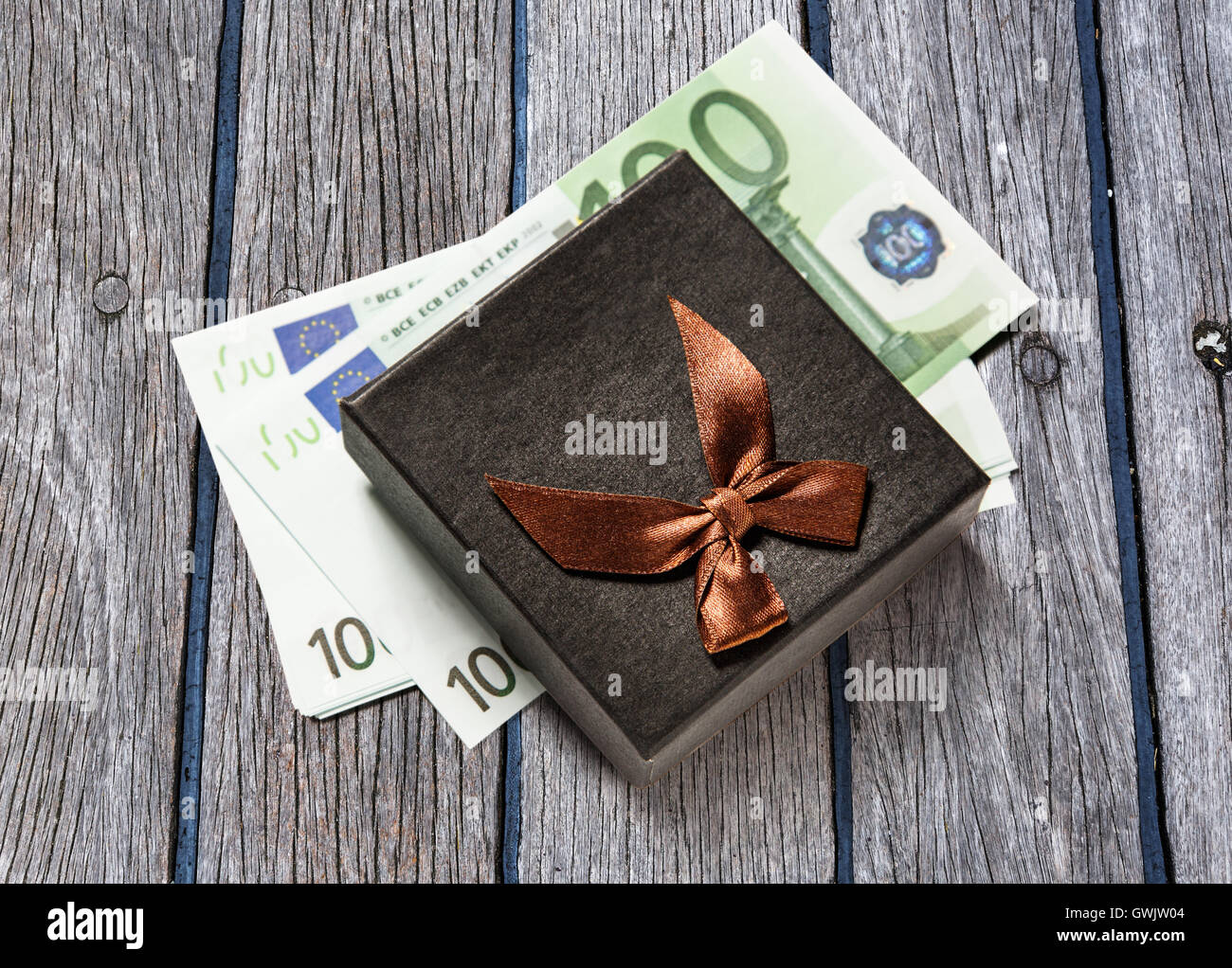 Gift box with one hundred euro banknotes Stock Photo - Alamy