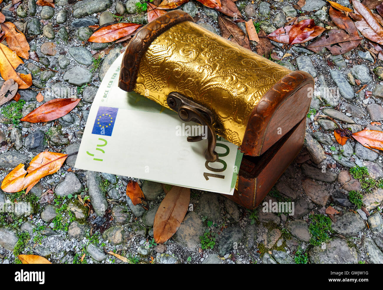 Treasure chest with one hundred euro banknote Stock Photo - Alamy