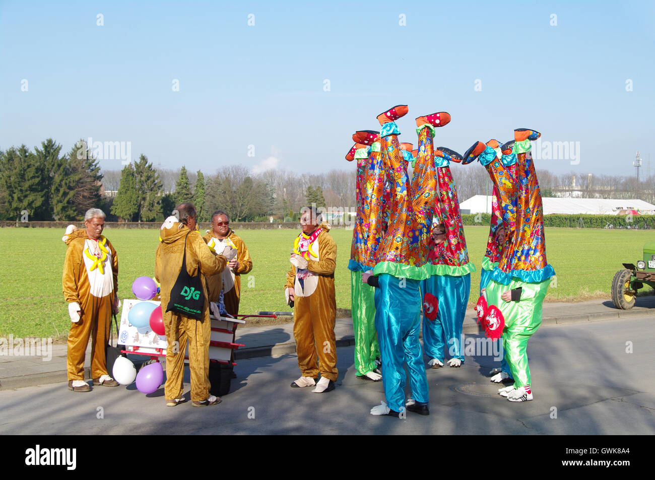 street, friends, town, fun, caravan, music, show, people, walk, funfair ...