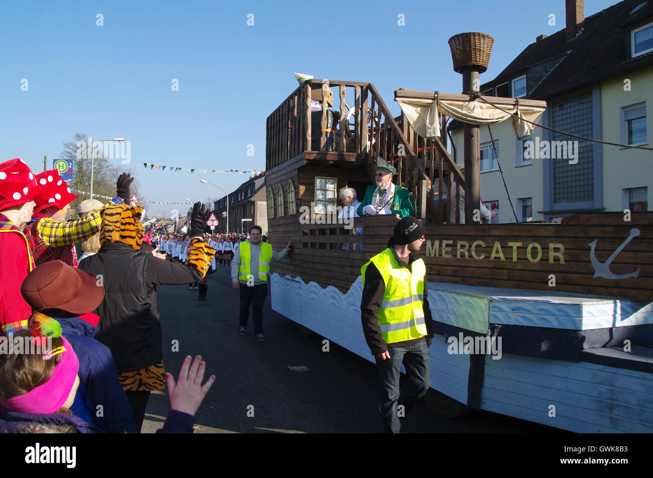 street, friends, town, fun, caravan, music, show, people, walk, funfair ...