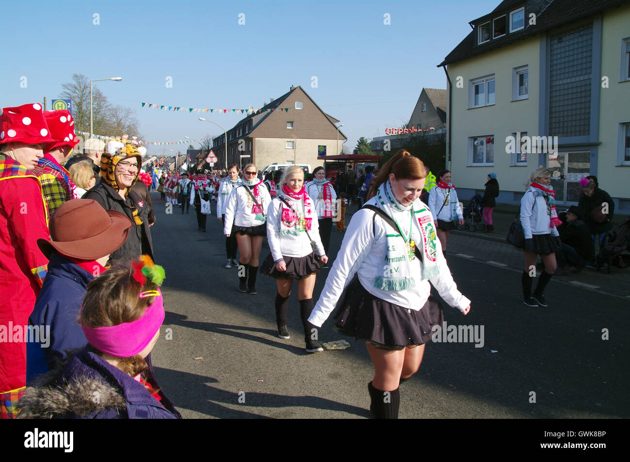 street, friends, town, fun, caravan, music, show, people, walk, funfair ...