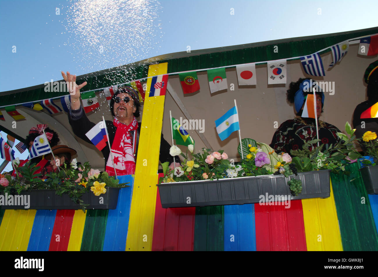 street, friends, town, fun, caravan, music, show, people, walk, funfair ...