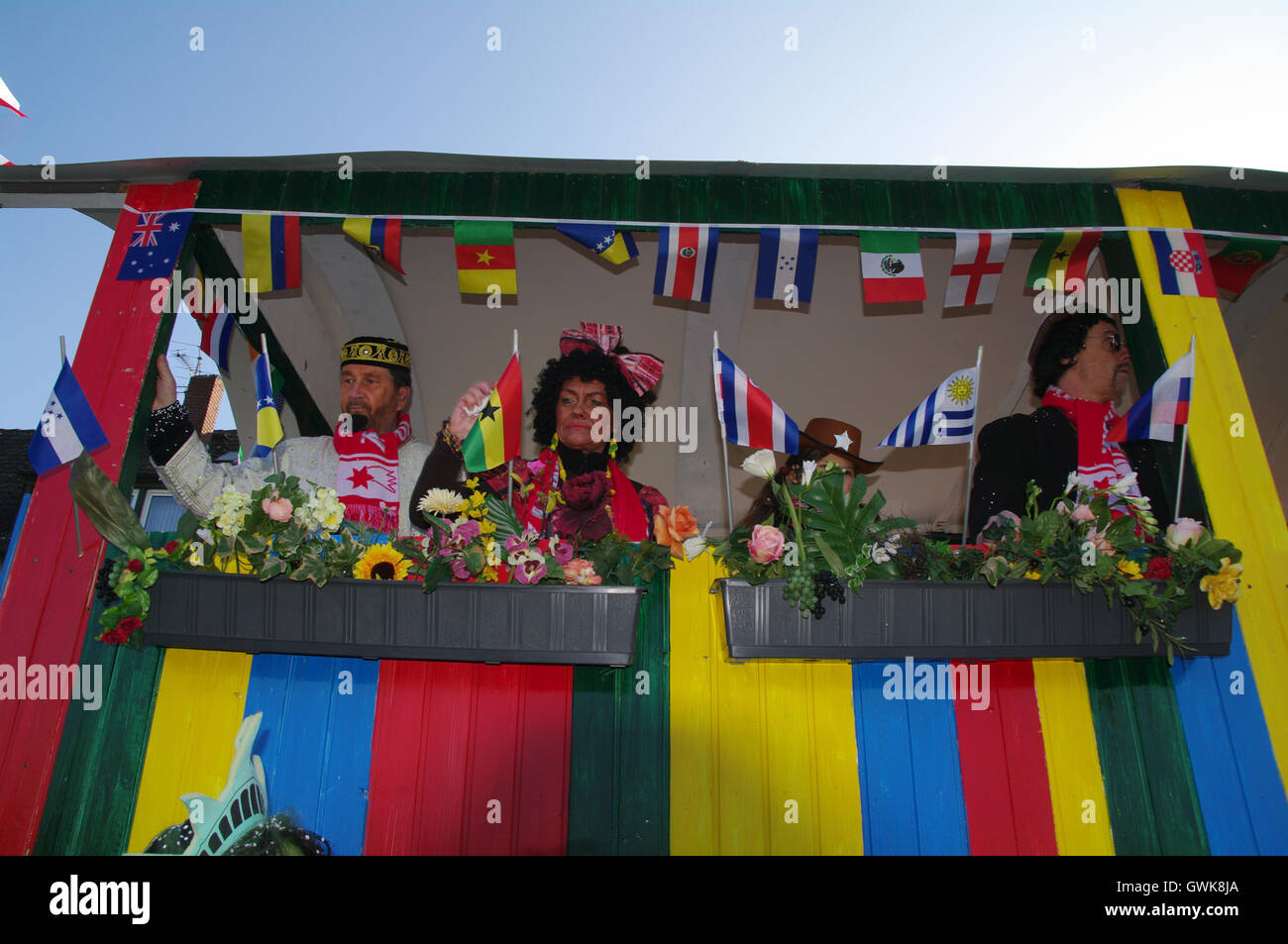 street, friends, town, fun, caravan, music, show, people, walk, funfair ...