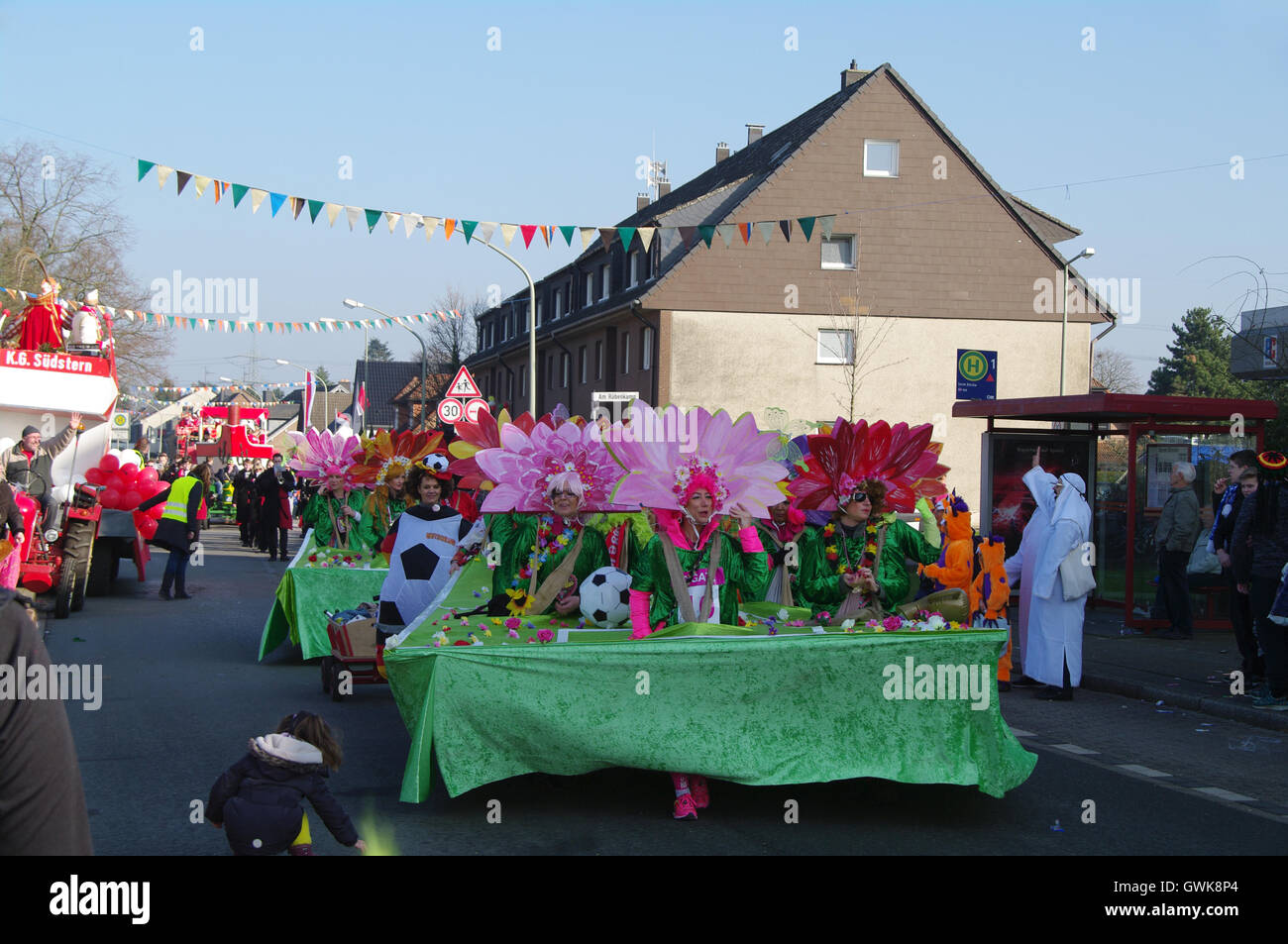 street, friends, town, fun, caravan, music, show, people, walk, funfair ...