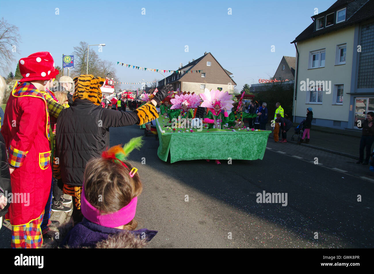 street, friends, town, fun, caravan, music, show, people, walk, funfair ...