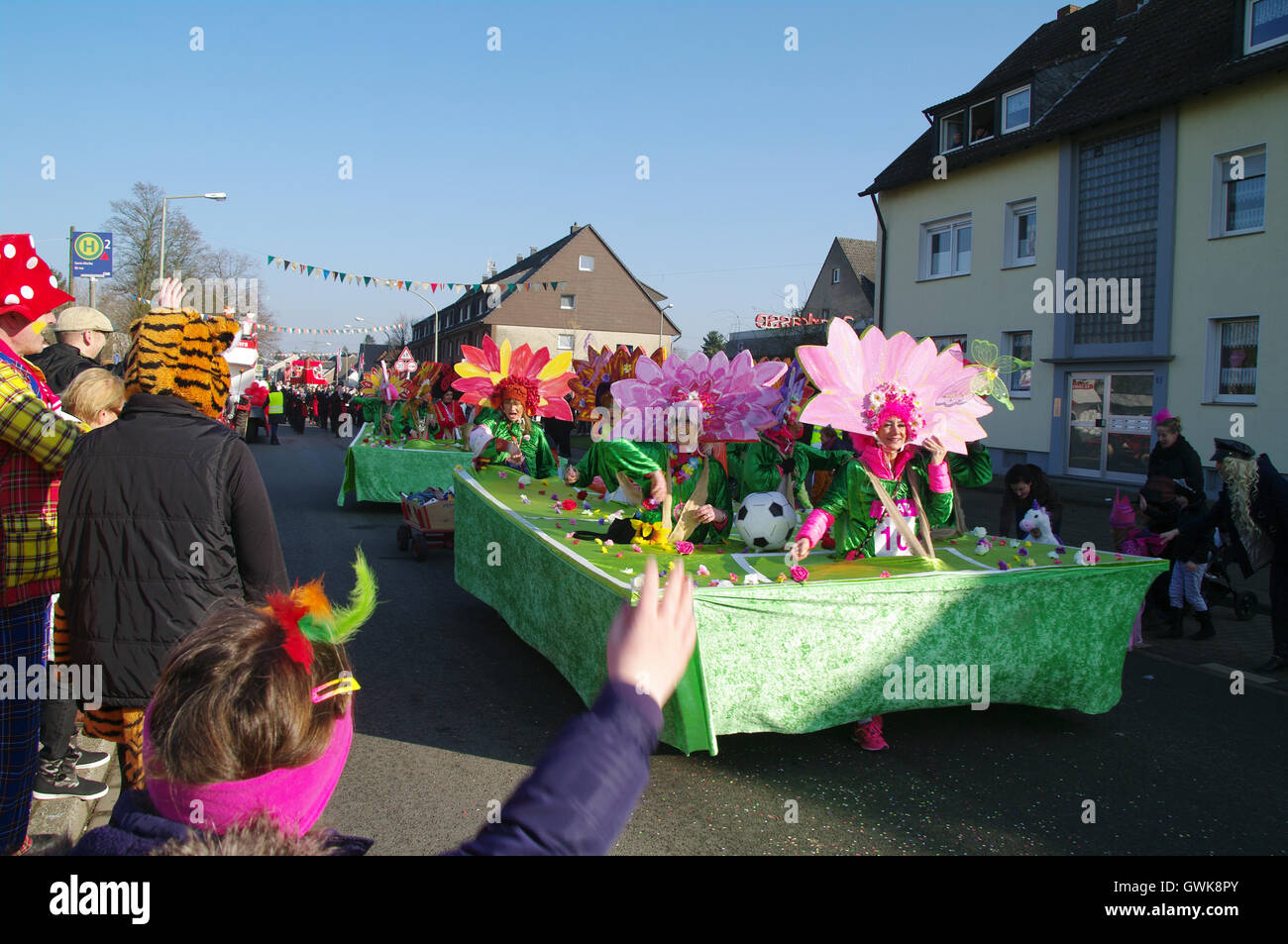 street, friends, town, fun, caravan, music, show, people, walk, funfair ...