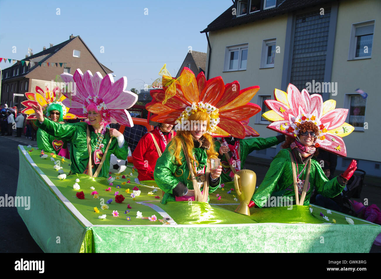 street, friends, town, fun, caravan, music, show, people, walk, funfair ...