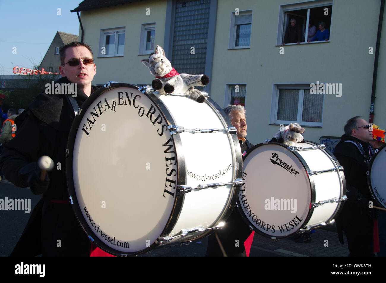 street, friends, town, fun, caravan, music, show, people, walk, funfair ...