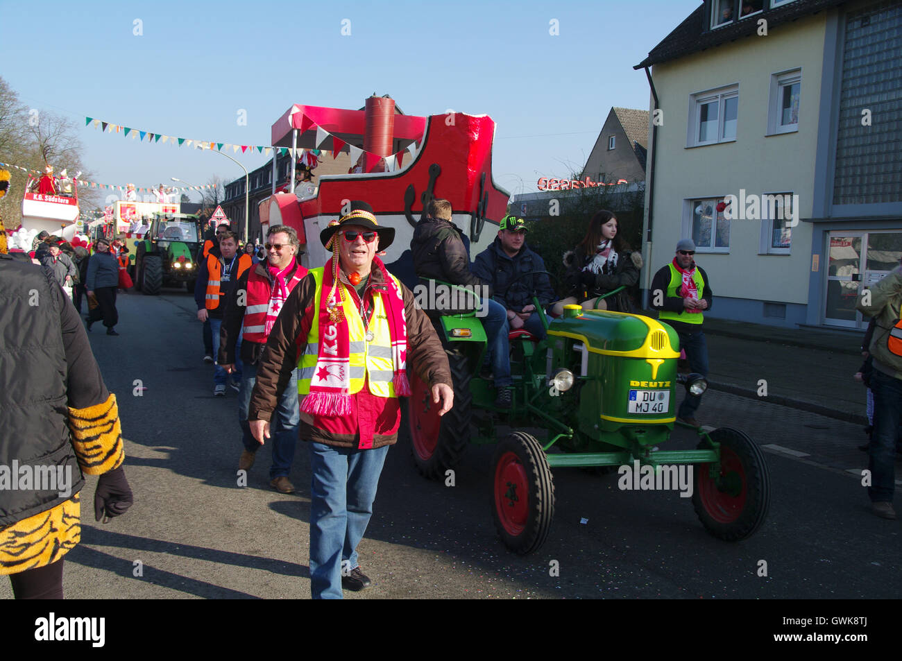 street, friends, town, fun, caravan, music, show, people, walk, funfair ...