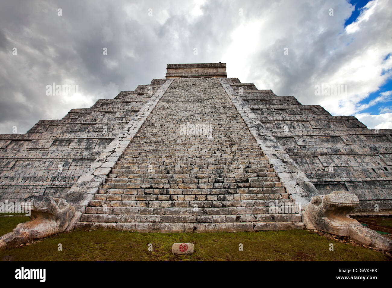 Kukulkan Pyramid in Chichen Itza on the Yucatan, Mexico Stock Photo - Alamy