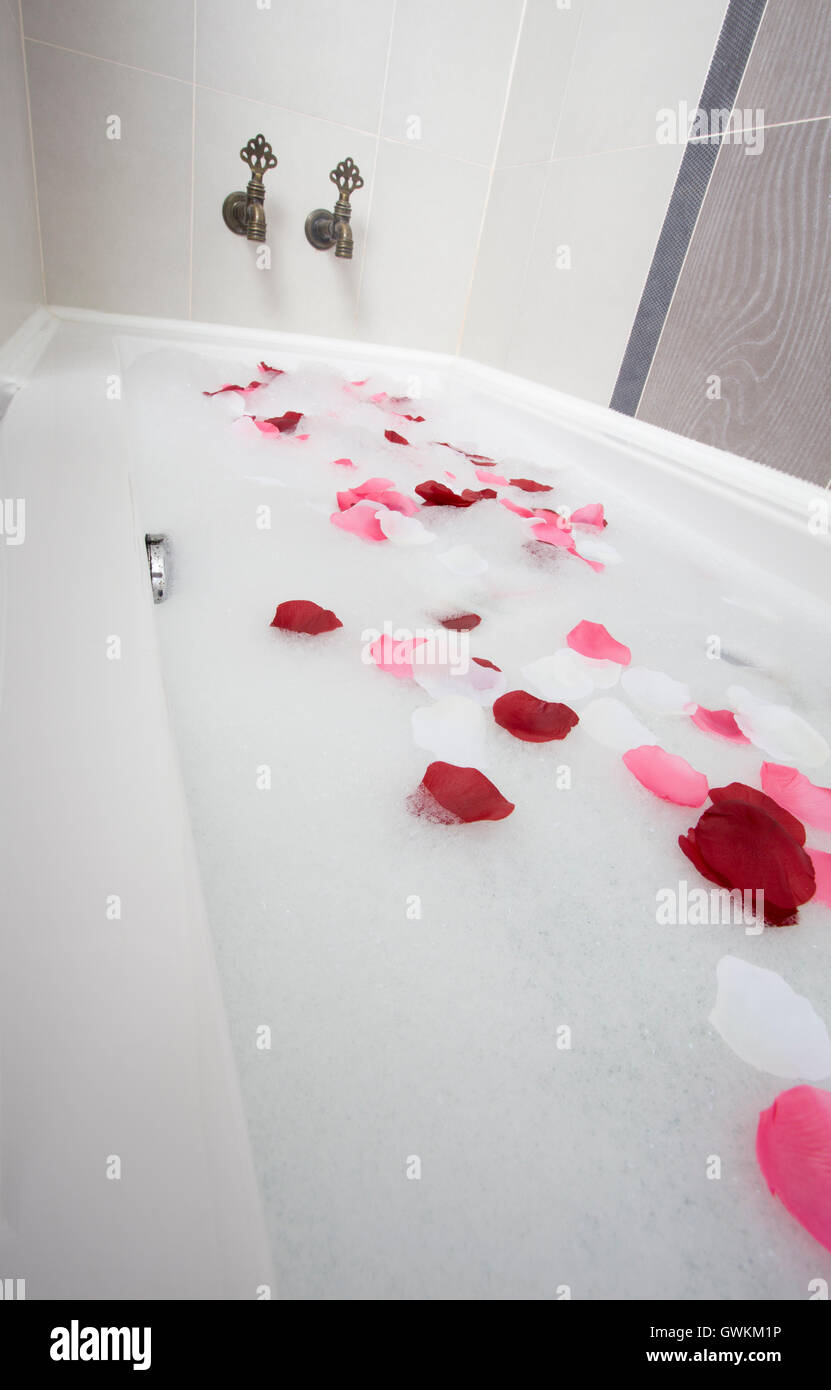 Rose petals bath foam spa hi-res stock photography and images - Alamy