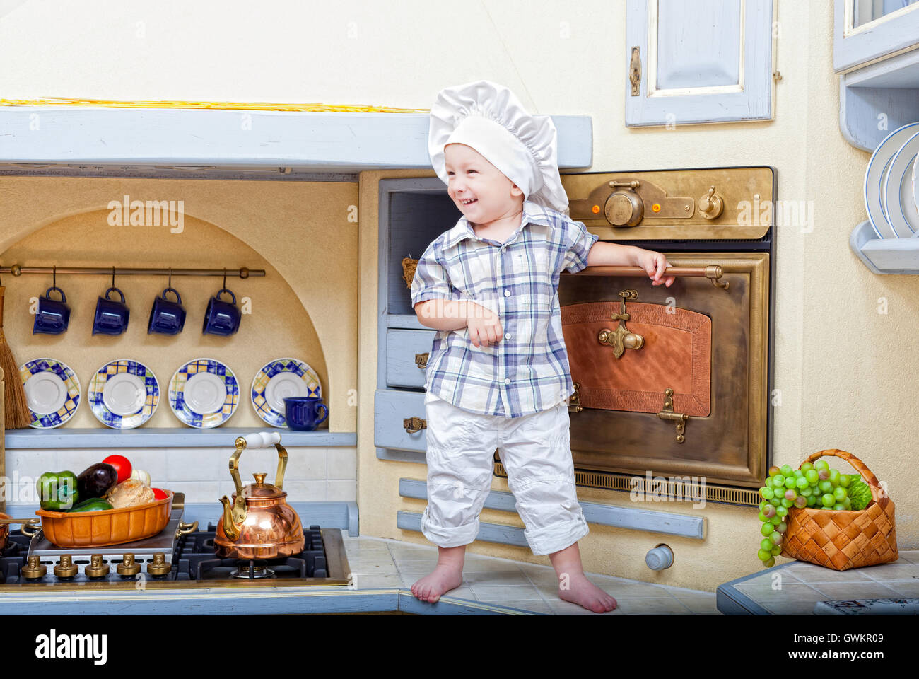 little boy stand on a kitchen table Stock Photo - Alamy