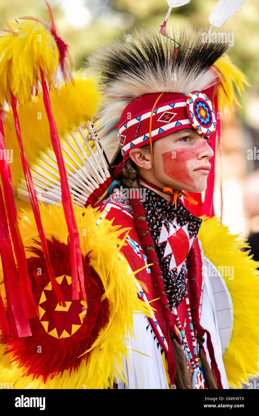 Lakota tribe costumes hi-res stock photography and images - Alamy