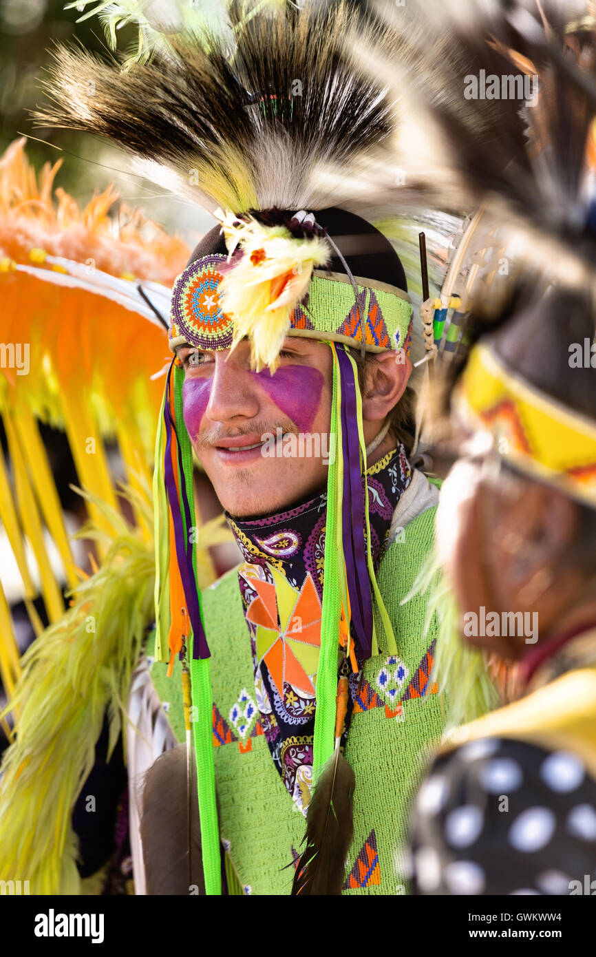 Lakota tribe costumes hi-res stock photography and images - Alamy