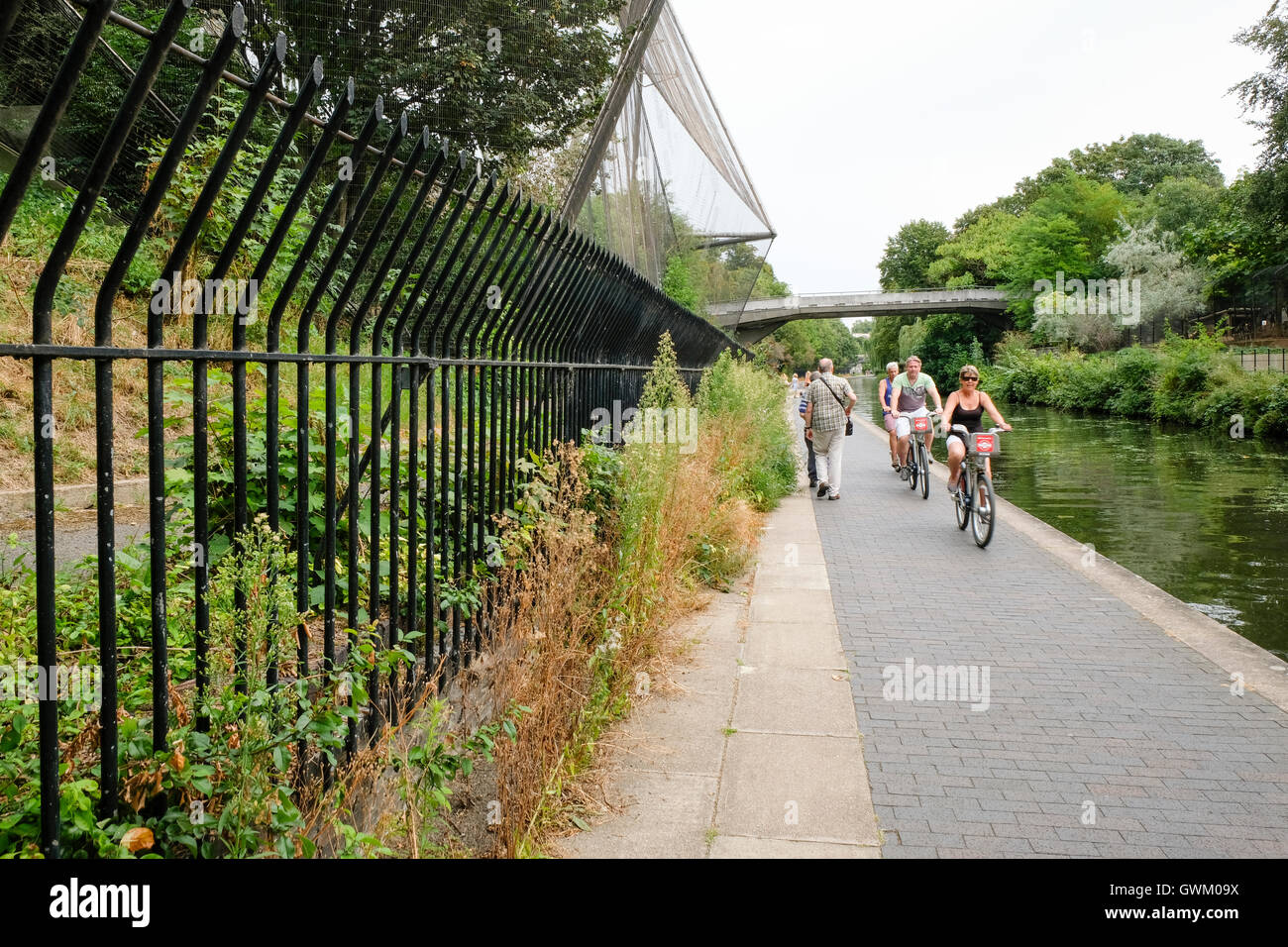 Cyclists enjoying the freedom of the Regent's Canal towpath, near ...