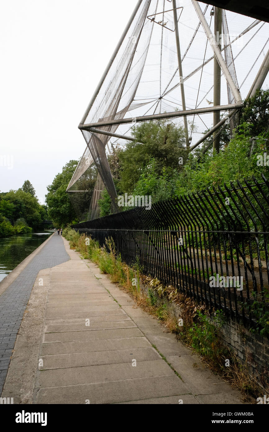 Aviary london zoo hi-res stock photography and images - Alamy