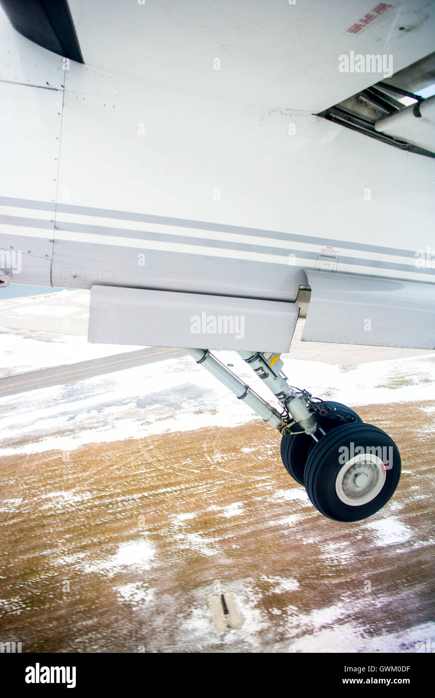 Exterior landing wheels hi-res stock photography and images - Alamy