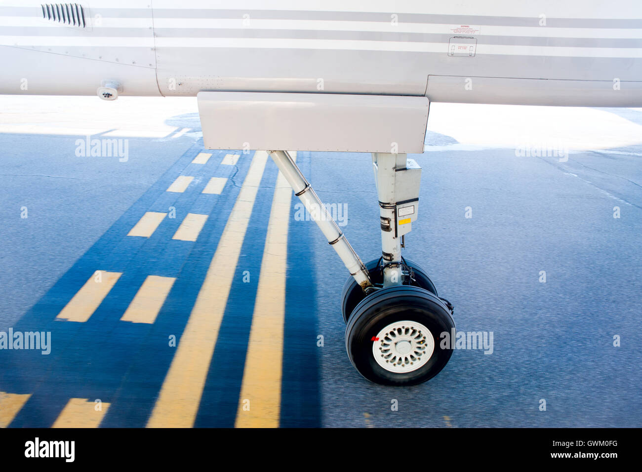 Aeroplane wheel hi-res stock photography and images - Alamy
