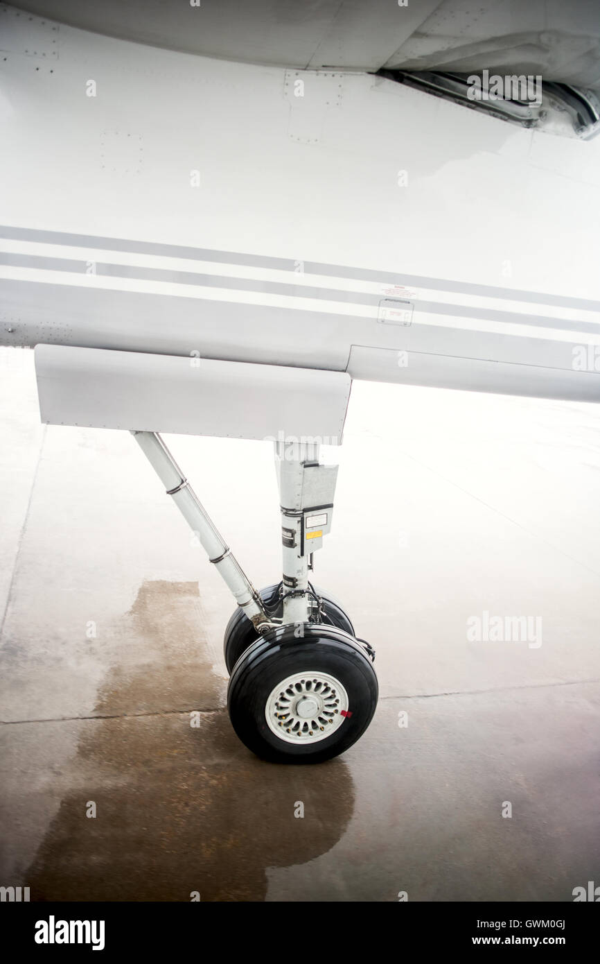 Airplane wheels hi-res stock photography and images - Alamy