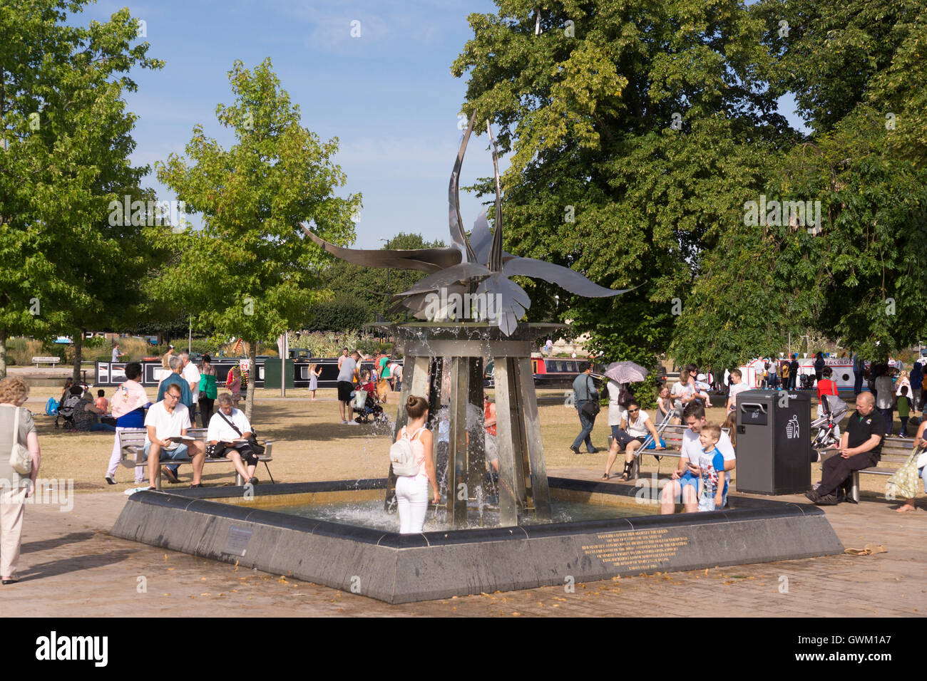 Swan fountain stratford upon avon hi-res stock photography and images ...