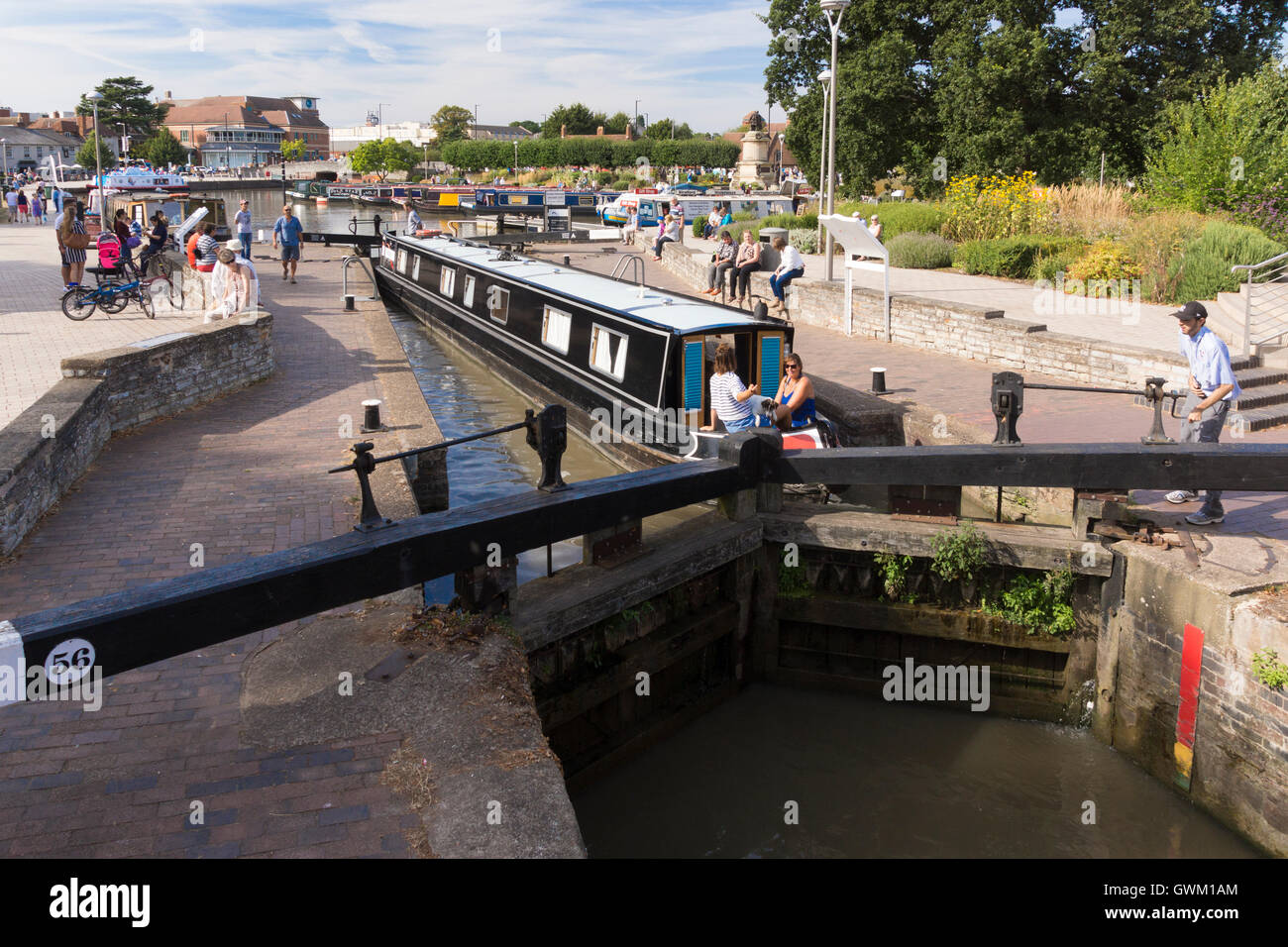 Empty lock chamber hi-res stock photography and images - Alamy