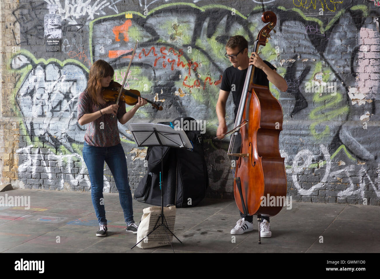 Busker with violin hi-res stock photography and images - Alamy