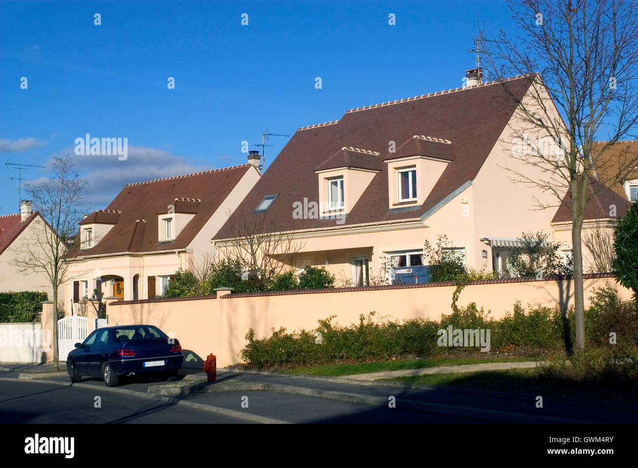 New real estate in France in the Paris region. Houses in an allotment ...