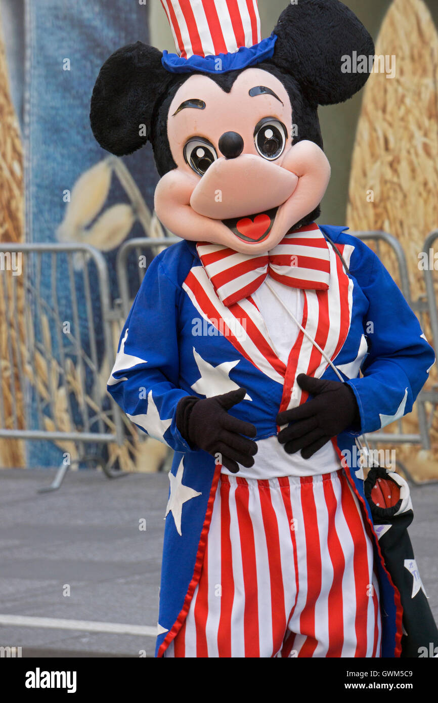 A Times Square costumed cartoon character soliciting money from ...