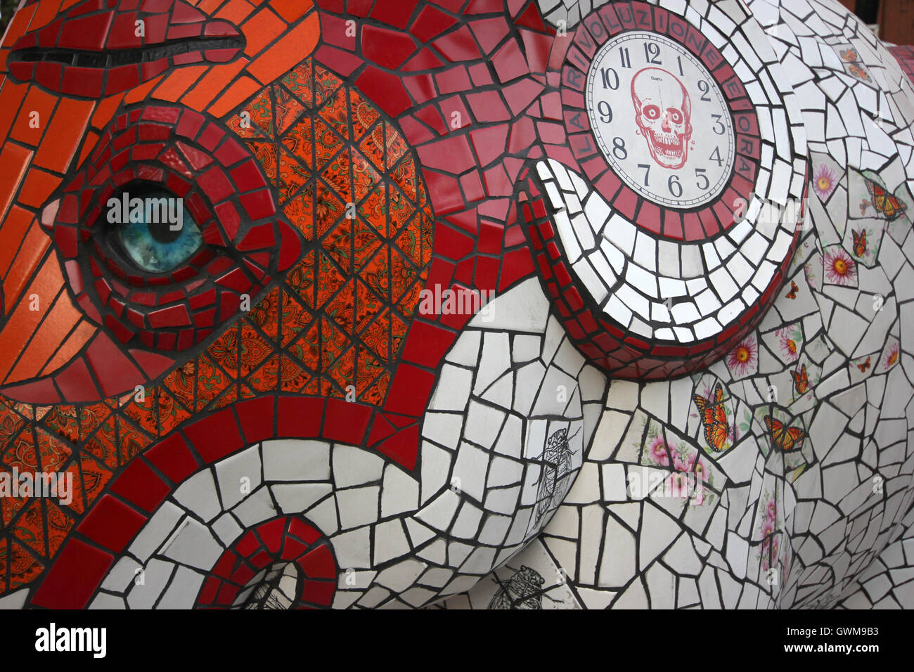 Mosaic elephant sculpture hi-res stock photography and images - Alamy
