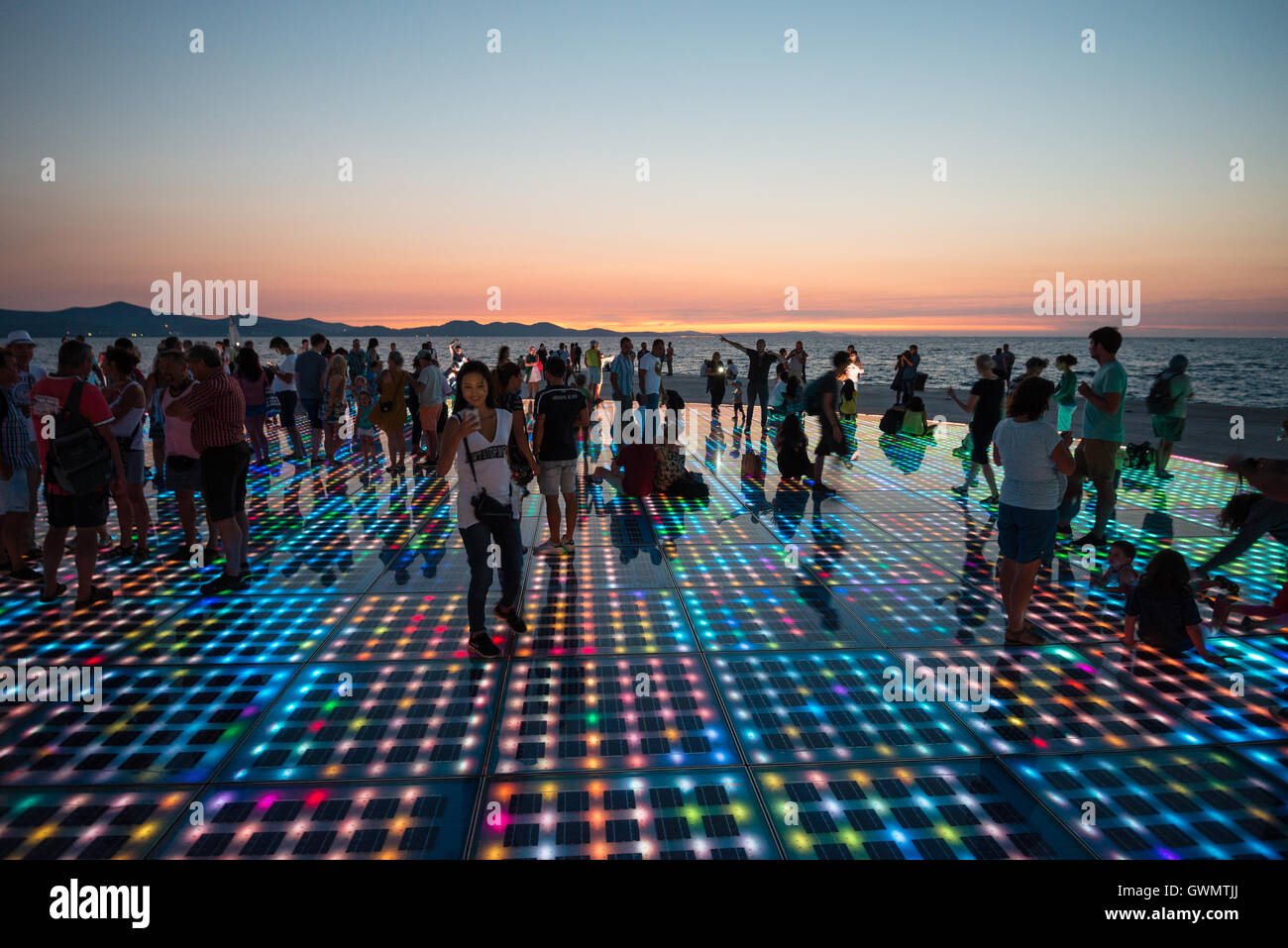 Women crowd sun hi-res stock photography and images - Alamy