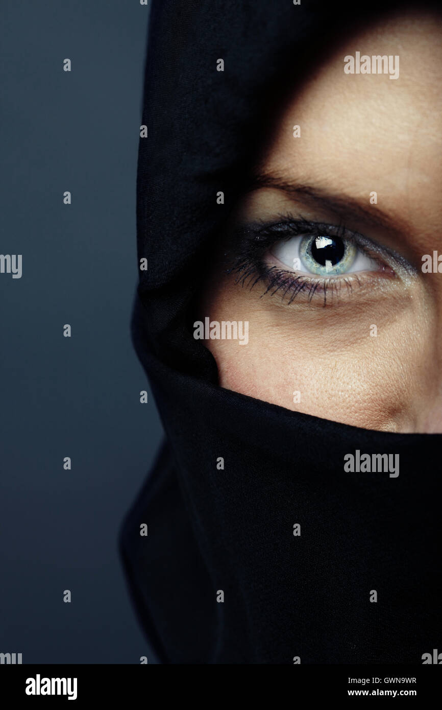 Half face portrait muslim hi-res stock photography and images - Alamy