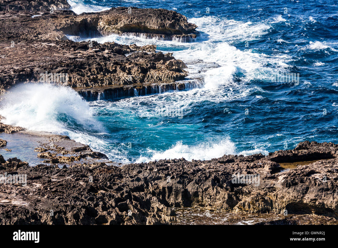 Ocean waves hitting rocks hi-res stock photography and images - Alamy