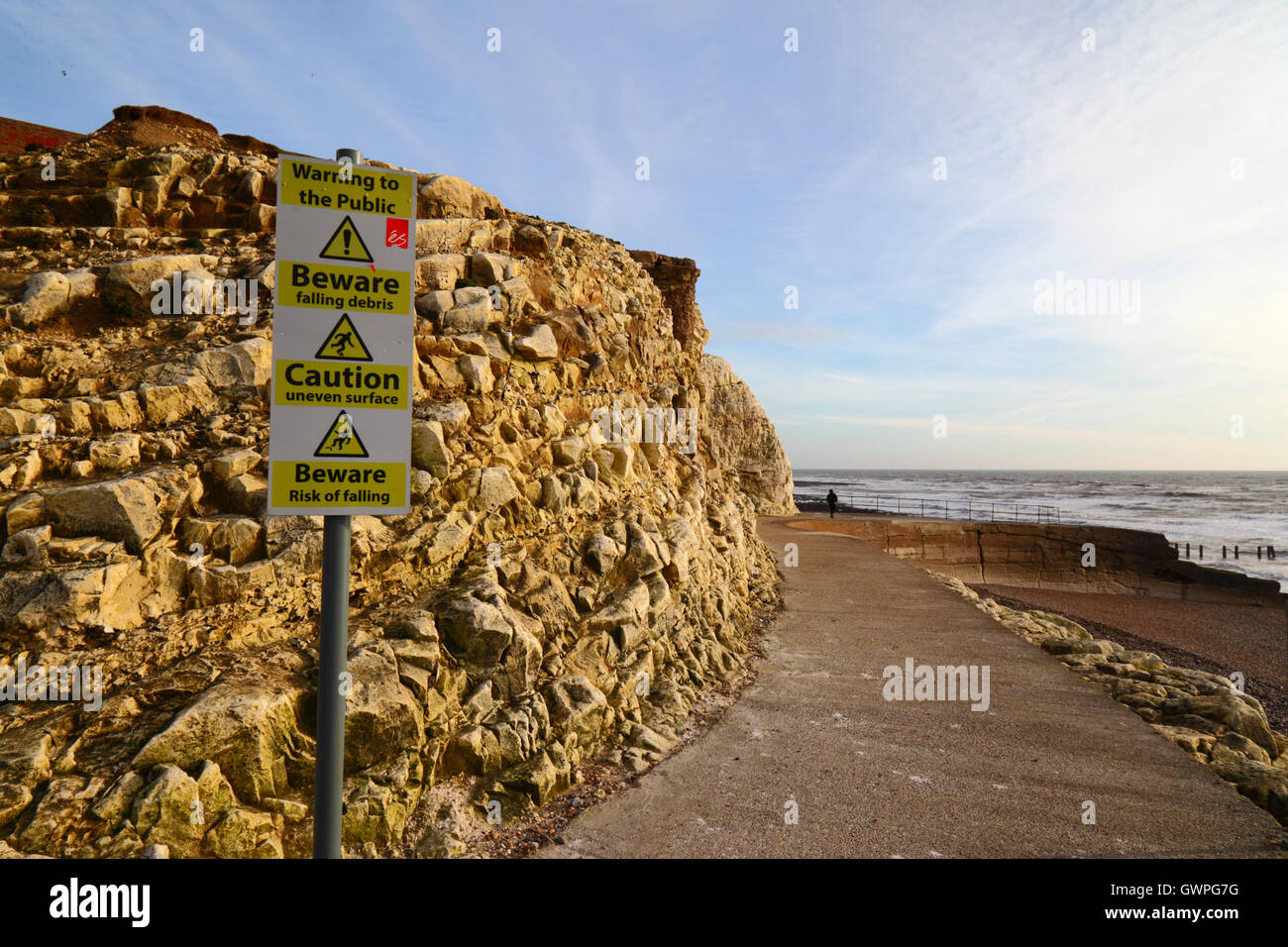 Caution falling cliffs warning sign hi-res stock photography and images ...