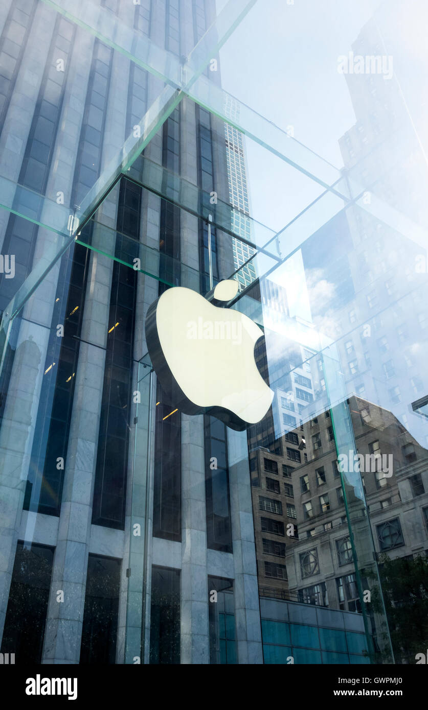 Entrance to the Apple Store on Fifth Avenue in New York City Stock ...
