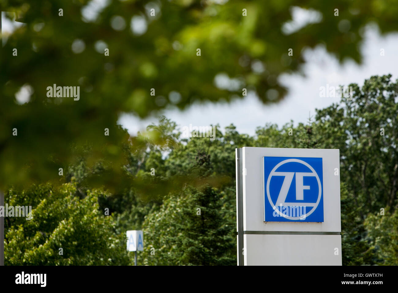 Zf logo hi-res stock photography and images - Alamy