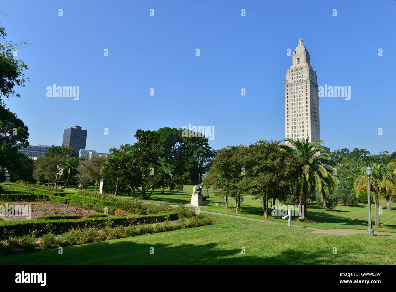 The grounds of the Louisiana state Capital building in Baton Rouge ...