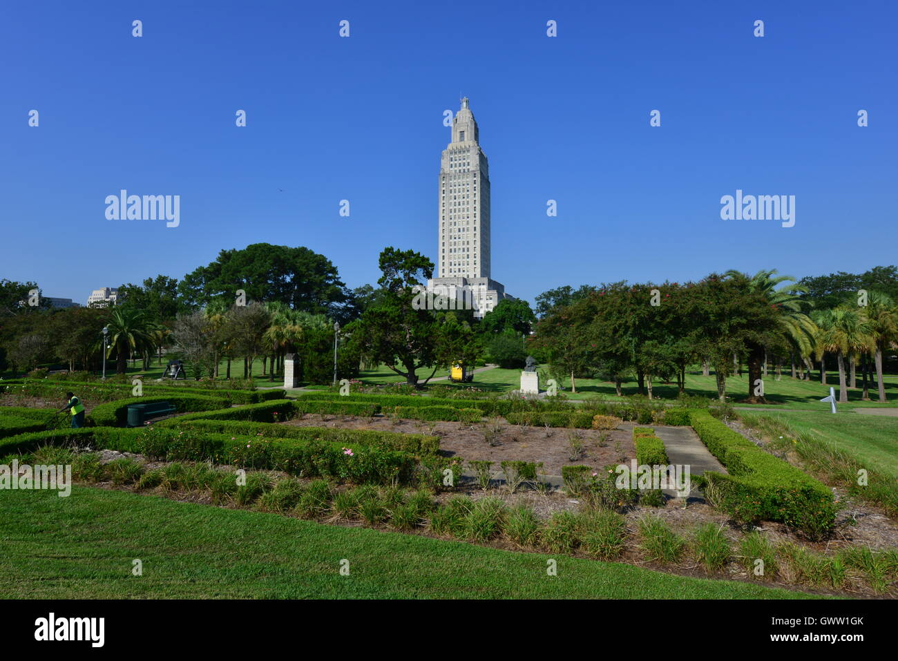 The grounds of the Louisiana state Capital building in Baton Rouge ...