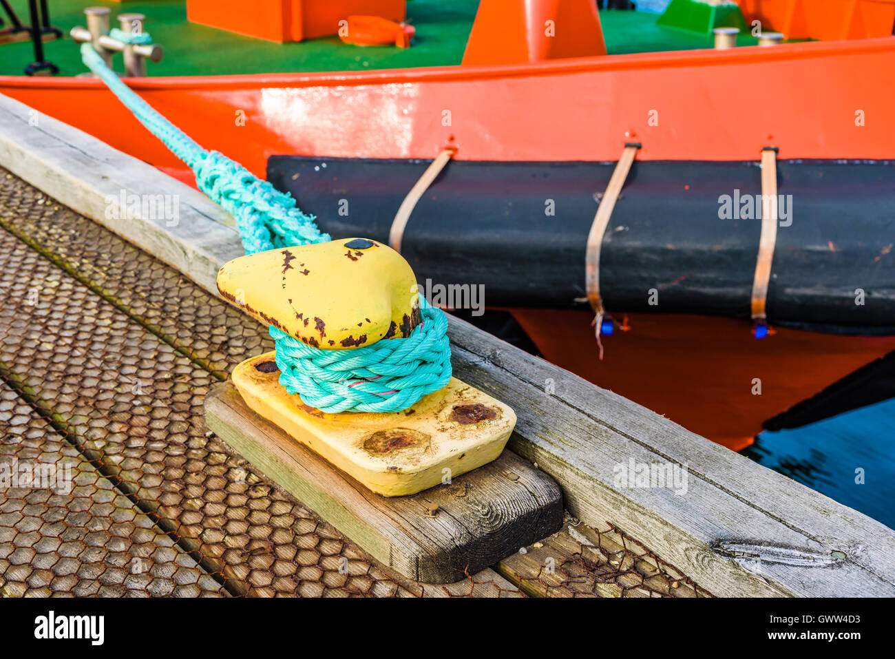 Ship mooring rope hi-res stock photography and images - Alamy
