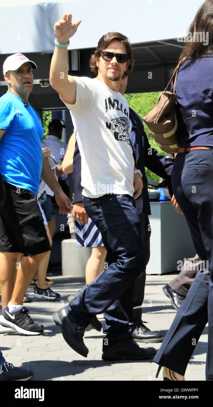 Mark Walhberg visits 'Extra' studios Featuring: Mark Wahlberg Where ...