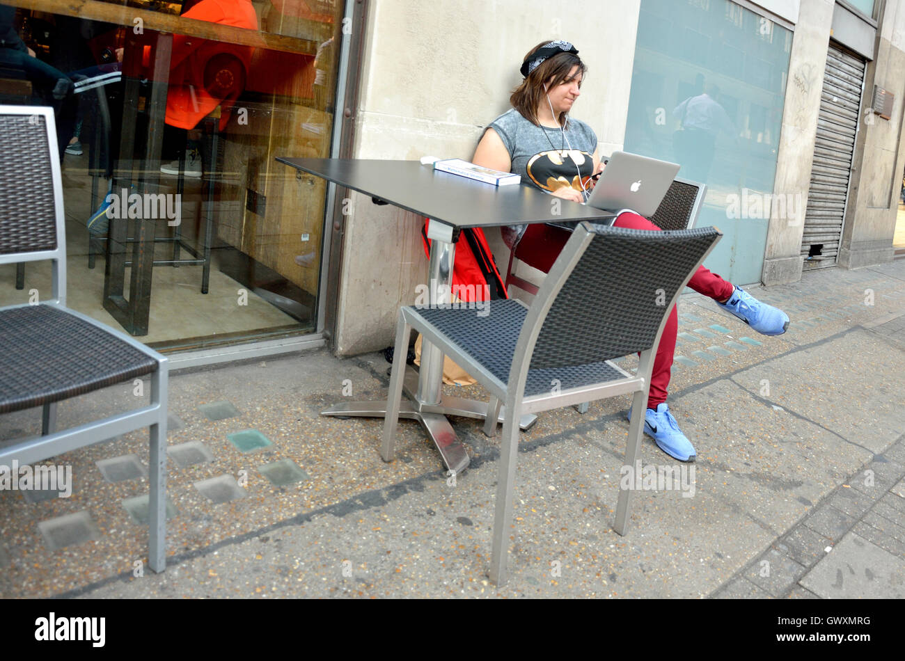 Using laptop computer outside hi-res stock photography and images - Alamy