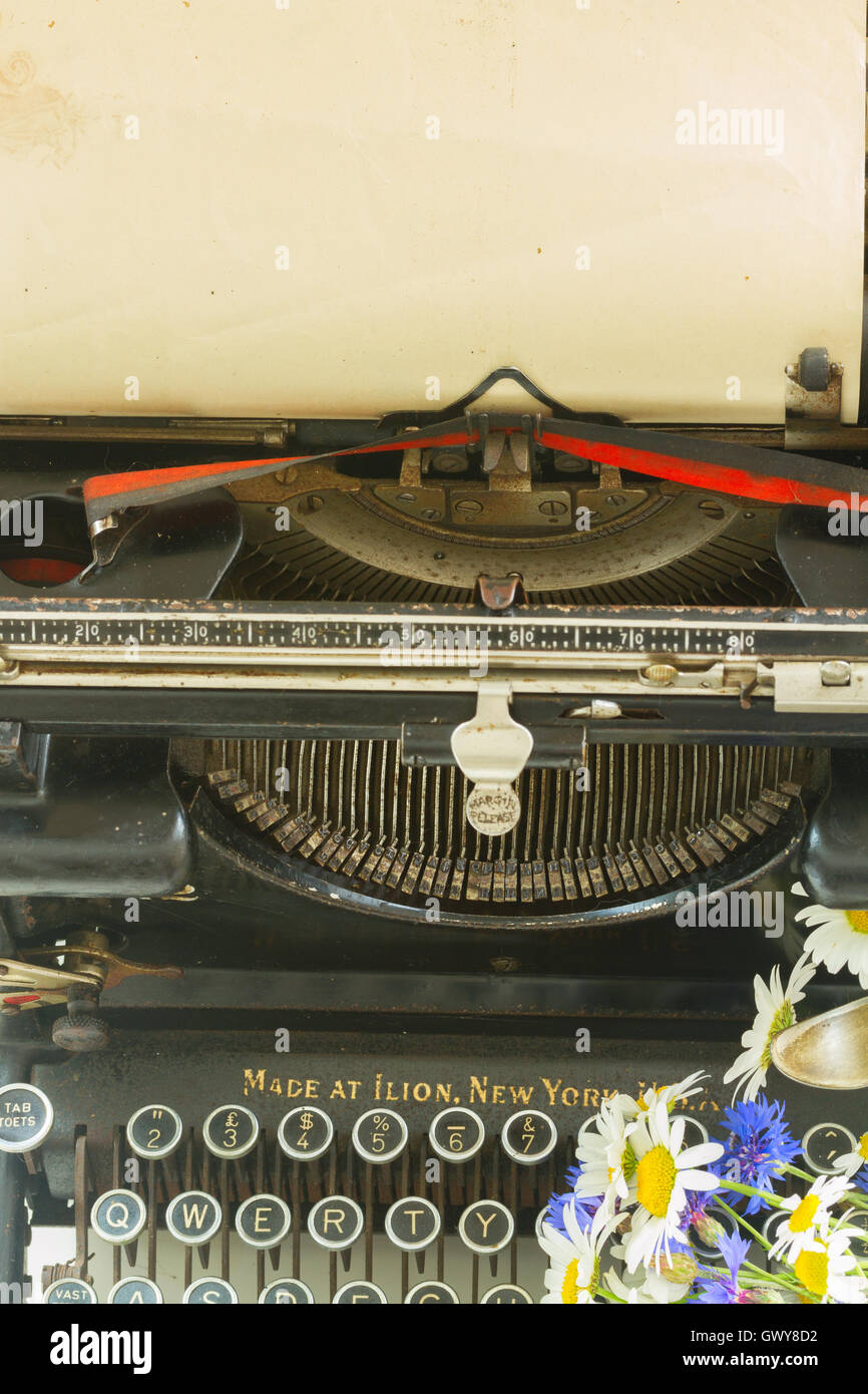 typewriter on table Stock Photo - Alamy