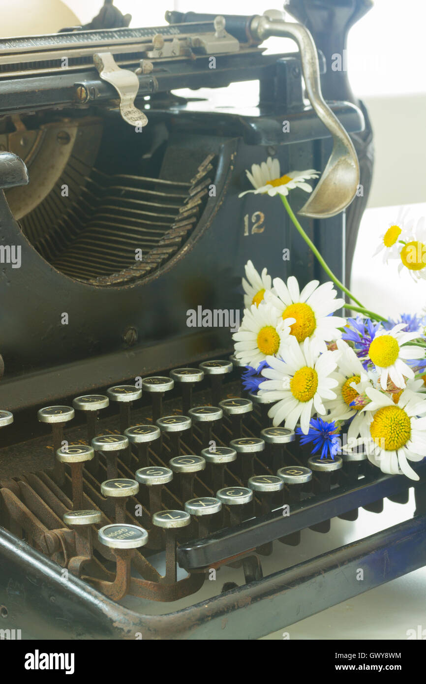 typewriter on table Stock Photo - Alamy