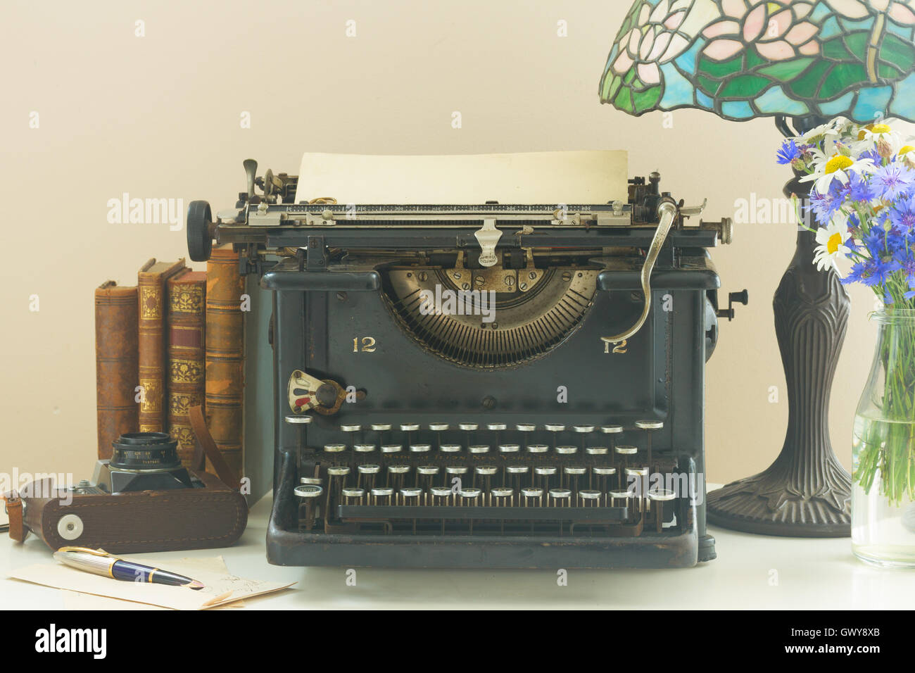 typewriter on table Stock Photo - Alamy