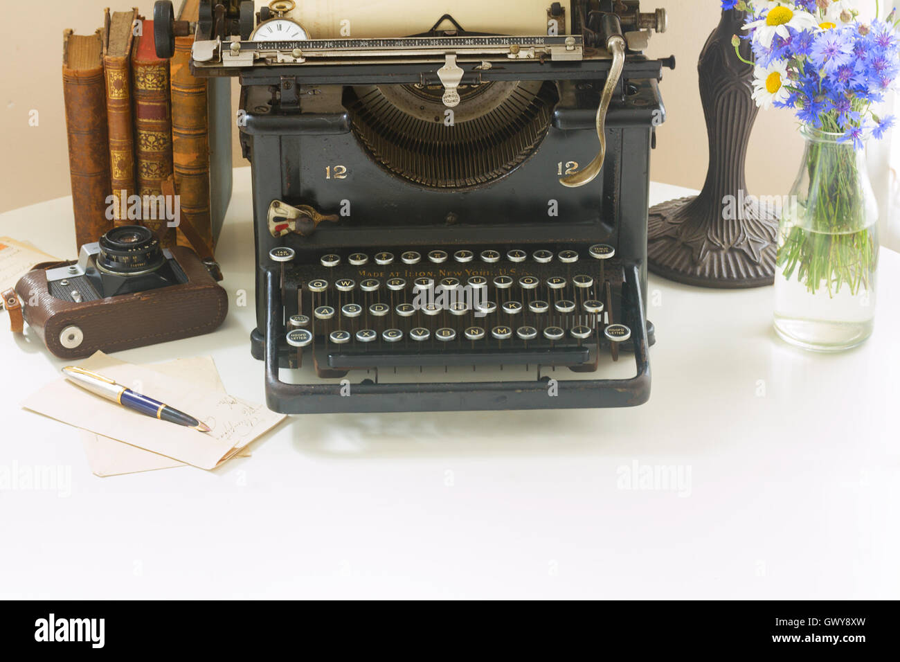 typewriter on table Stock Photo - Alamy